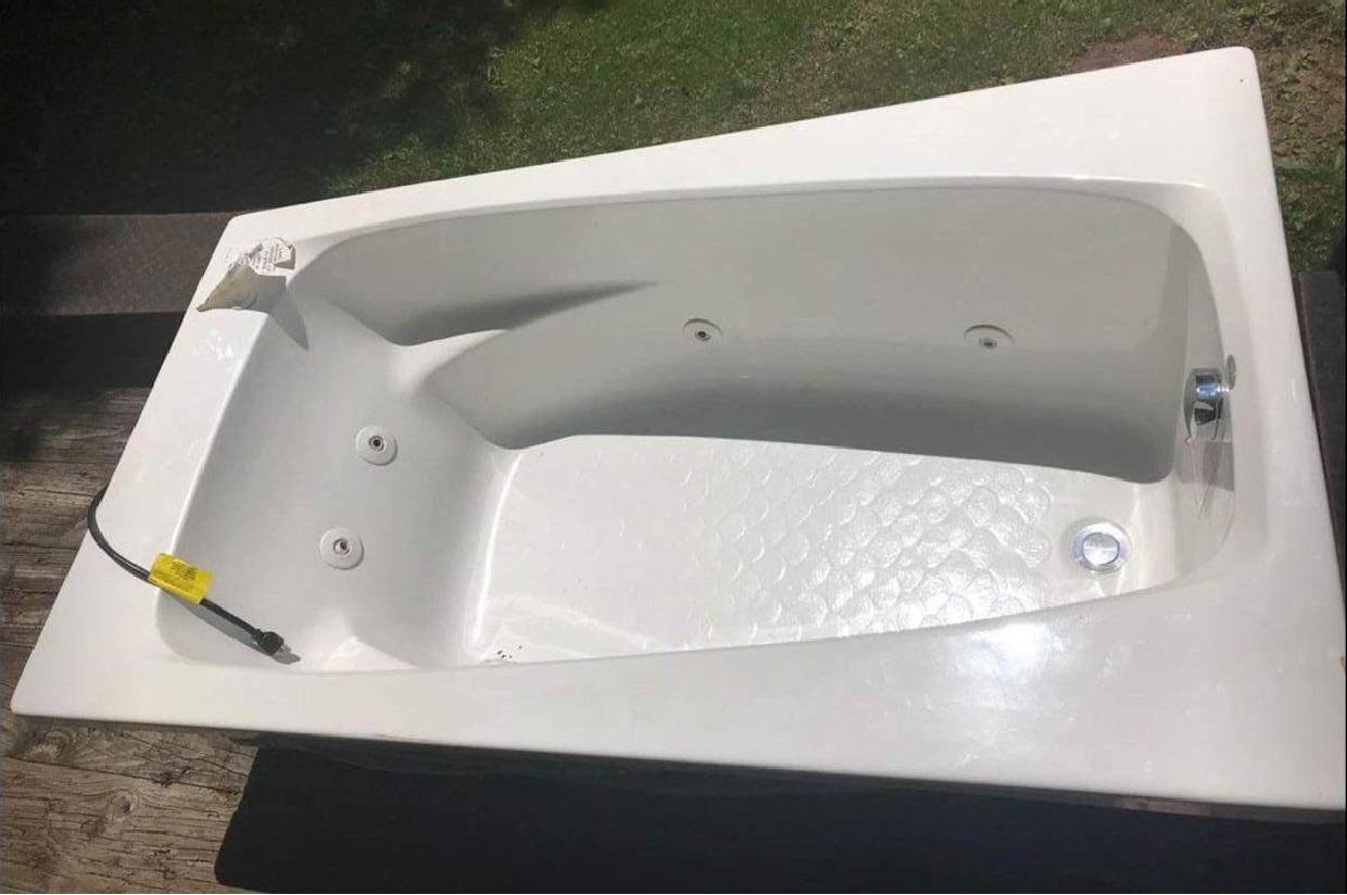 5' Jacuzzi Tub - New With Broken Fitting | 2022 Builder Auction | HBA ...
