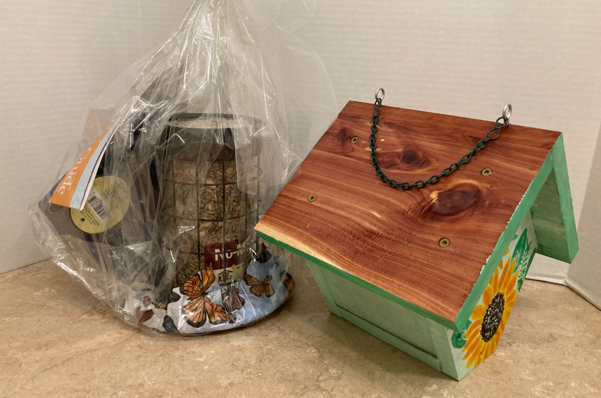 #11 - WILD BIRDS UNLIMITED NO-MESS FEEDER & PAINTED BIRD HOUSE ...