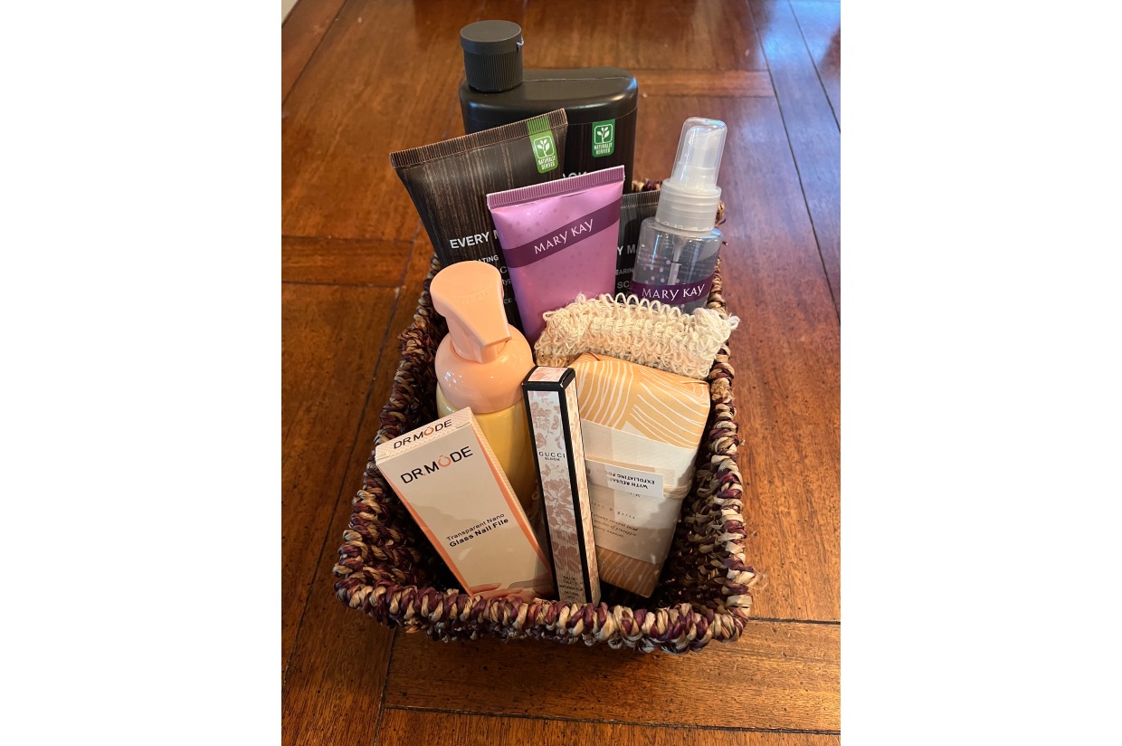 $25 GC to LeFame Nail Lounge, plus Bath and Body Gift Basket ...